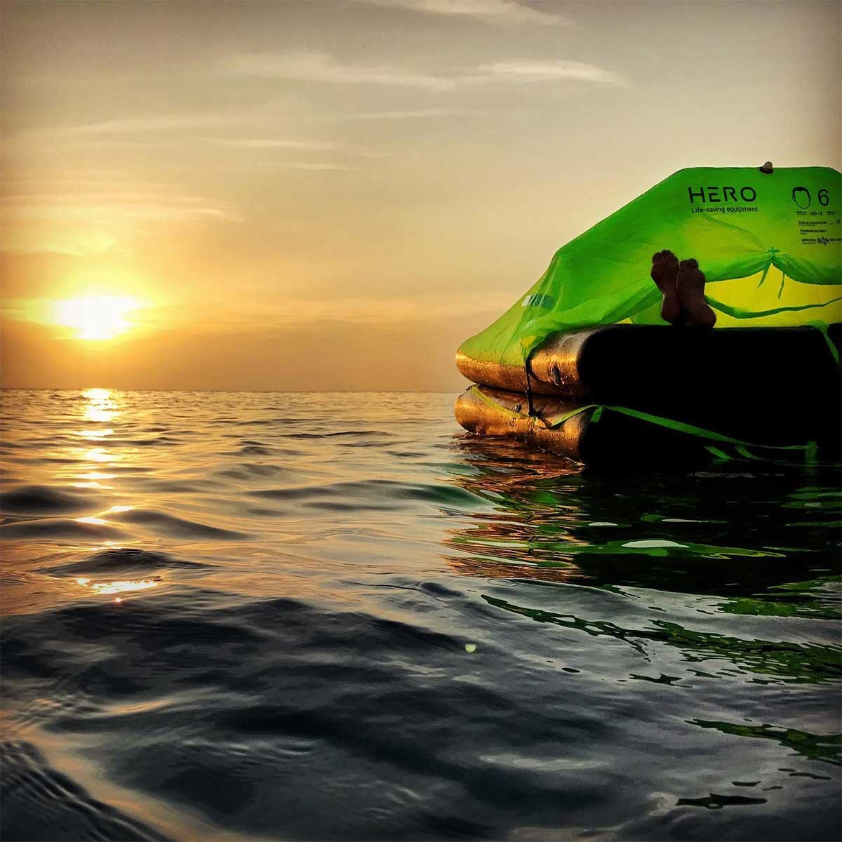 Ocean Safety Radeau de survie hauturier Compact avec armement complet ...
